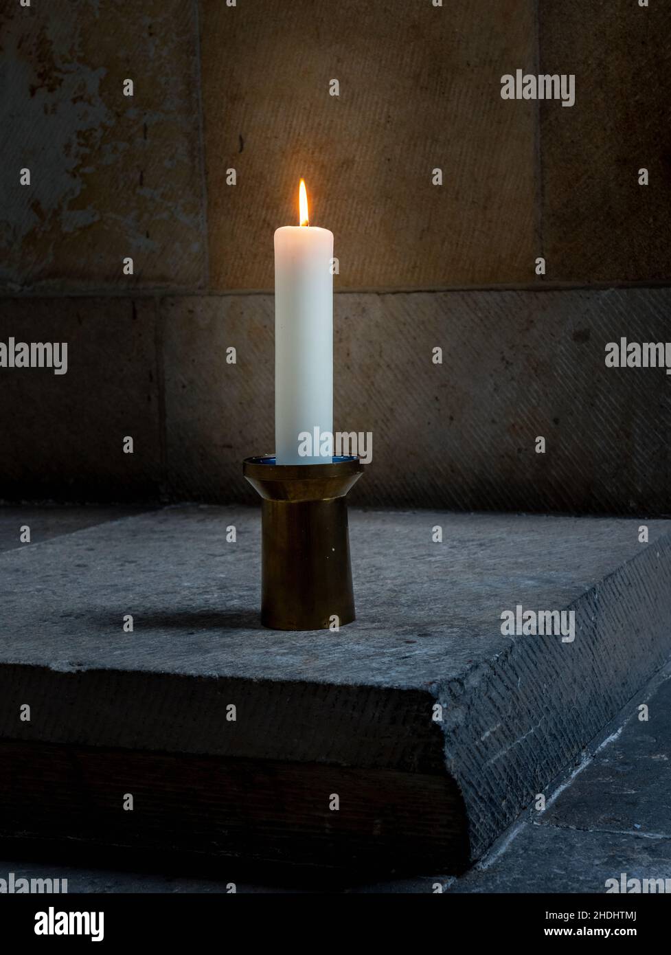 Altar lamps hi-res stock photography and images - Alamy