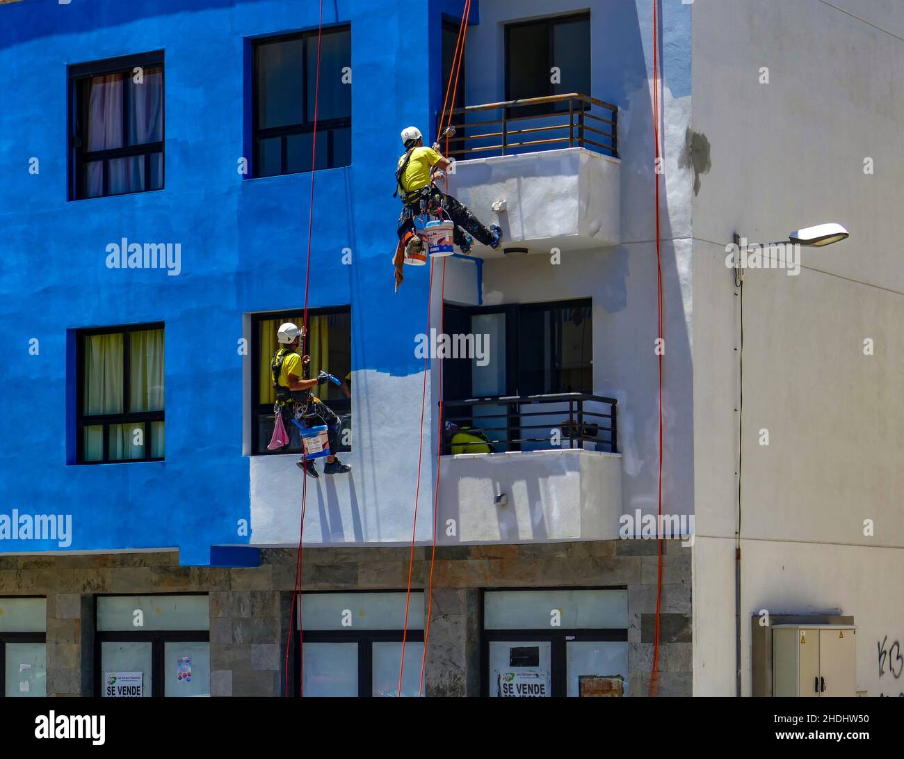 Rappelling window cleaner hi-res stock photography and images - Alamy