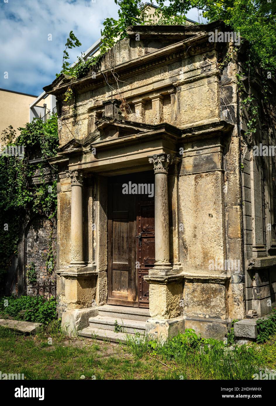 Dilapidated graves hi-res stock photography and images - Alamy