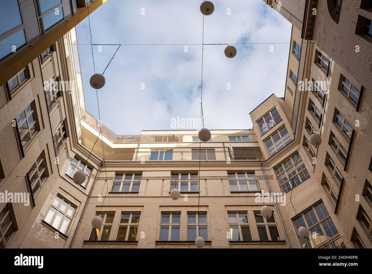Courtyard facades hi-res stock photography and images - Alamy