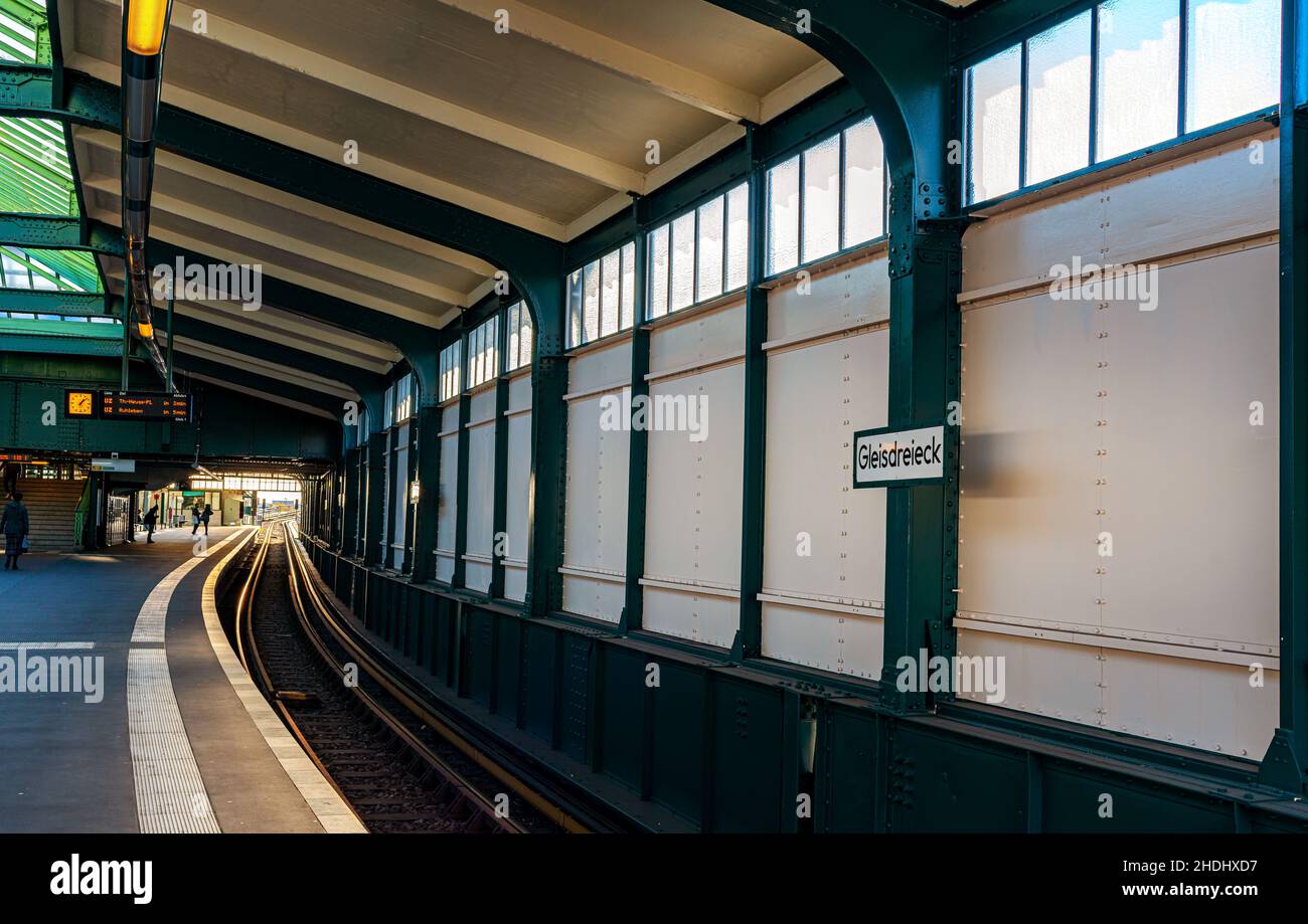 platform, track triangular, platforms Stock Photo - Alamy