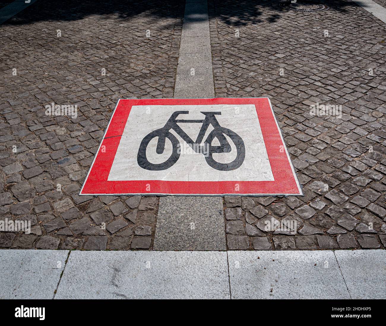 cyclists, sidewalk, warning, cyclist, sidewalks Stock Photo - Alamy