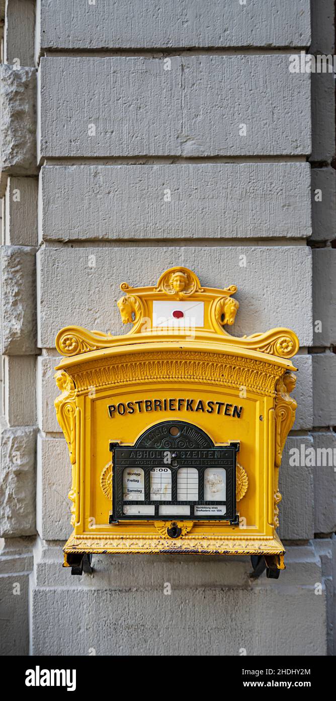 Old fashioned letterbox hi-res stock photography and images - Alamy
