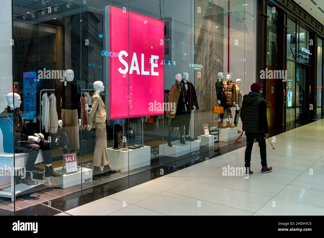 Retails sales hi-res stock photography and images - Alamy