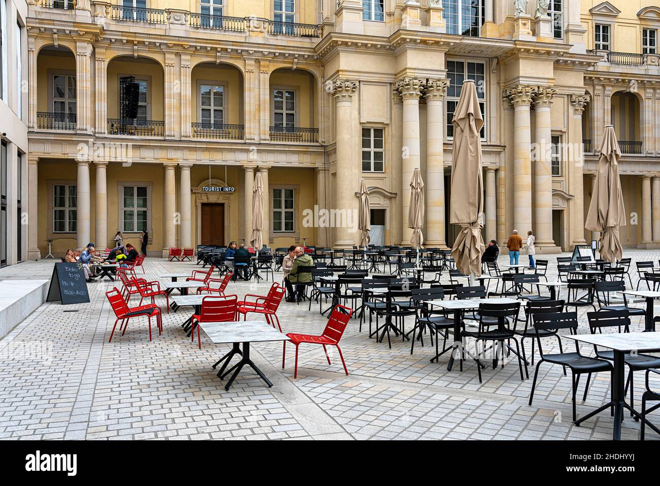 Courtyard of palace hi-res stock photography and images - Alamy