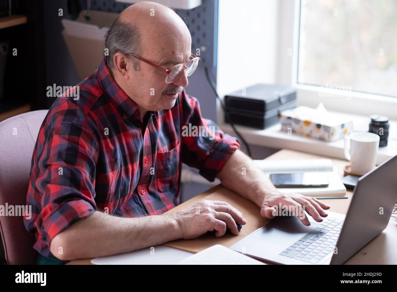 Elderly man at home searching hi-res stock photography and images - Alamy