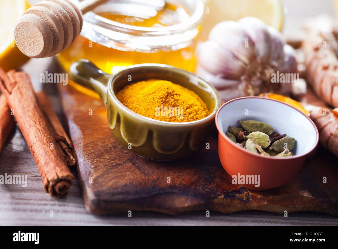 Cinnamon and cardamoms hi-res stock photography and images - Alamy