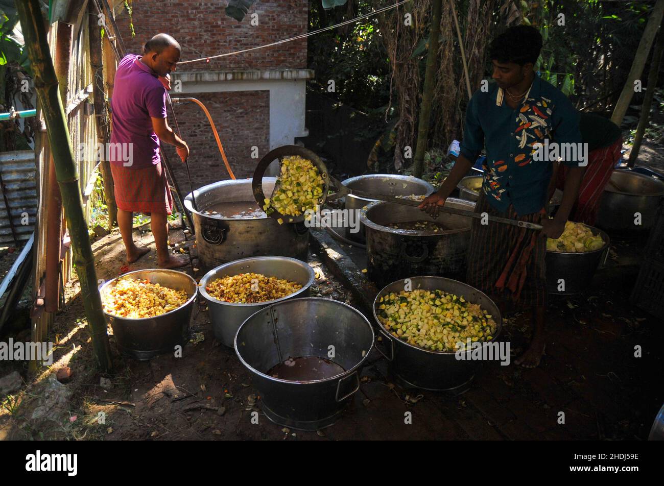 Hindu devotees cook traditional food as part of the Govardhan Puja ...