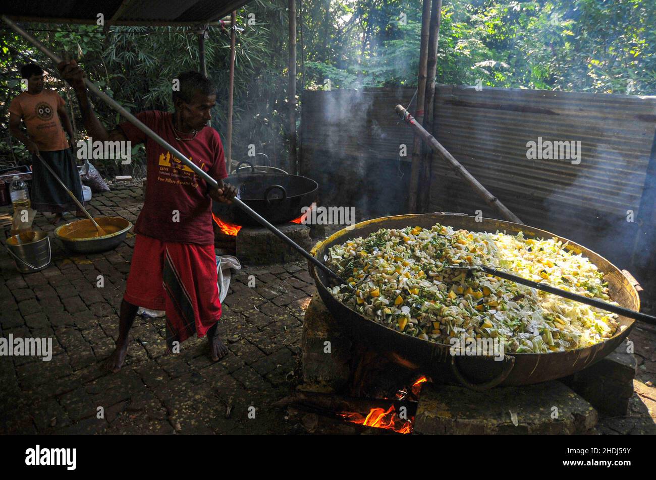 Hindu devotees cook traditional food as part of the Govardhan Puja ...