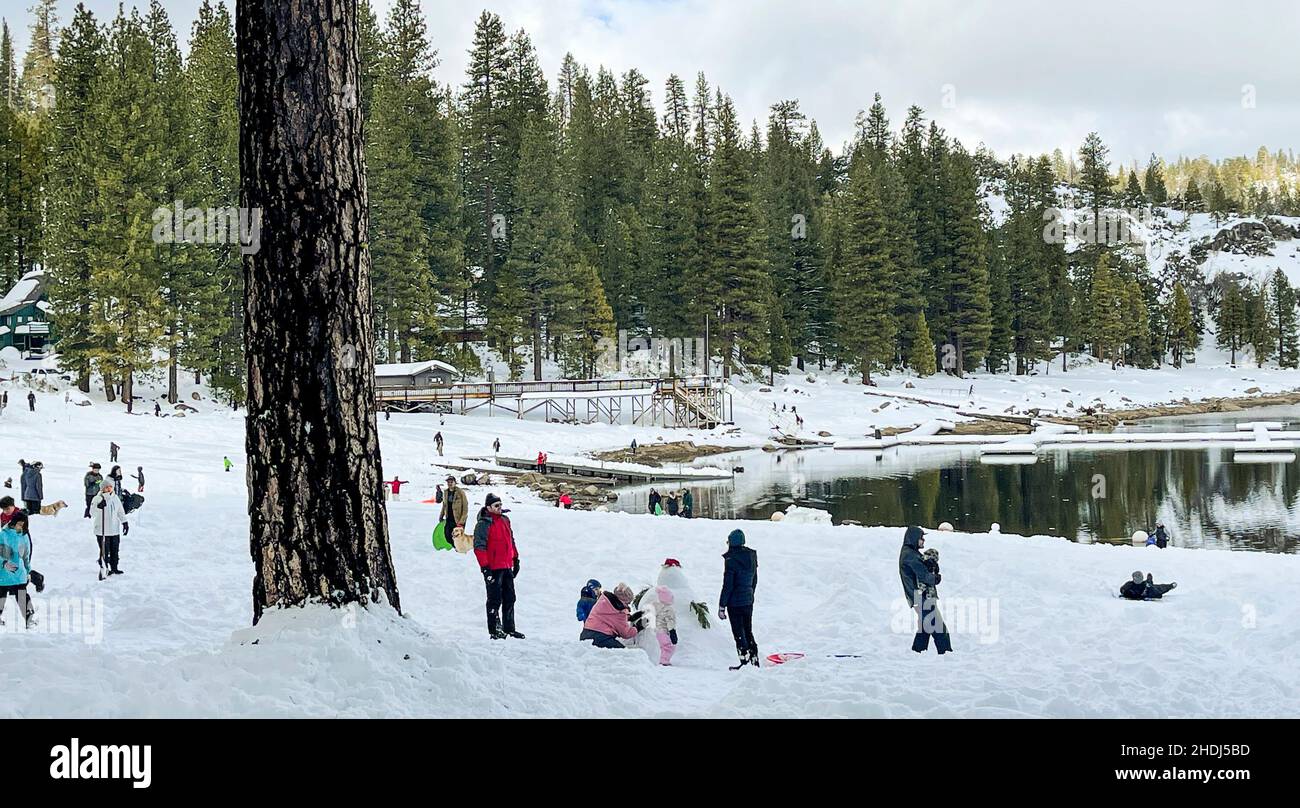 Pinecrest, CA, U.S.A. 6th Jan, 2022. Families walk down to Pinecrest ...