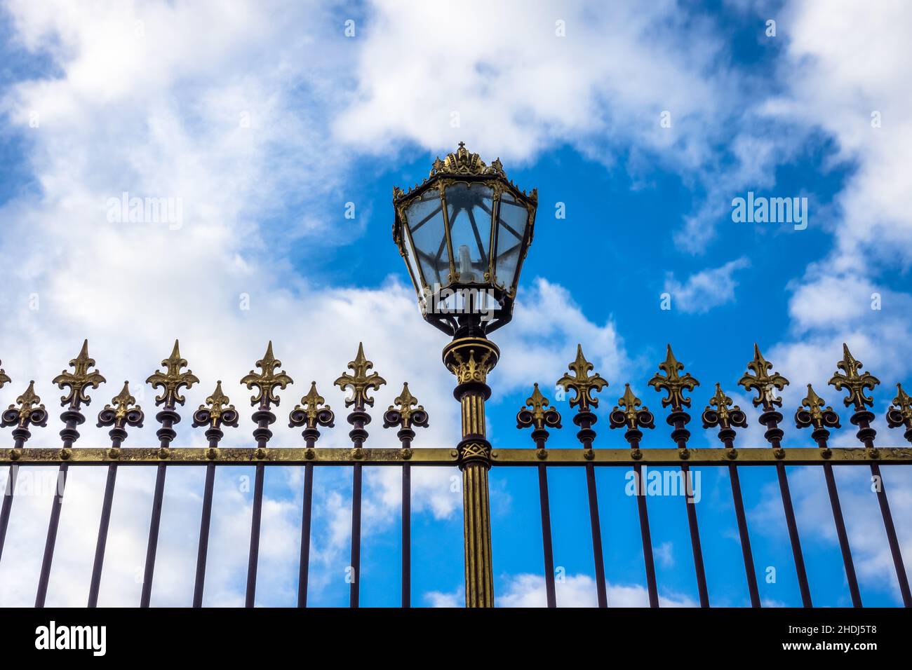 Street lamps vienna hi-res stock photography and images - Alamy