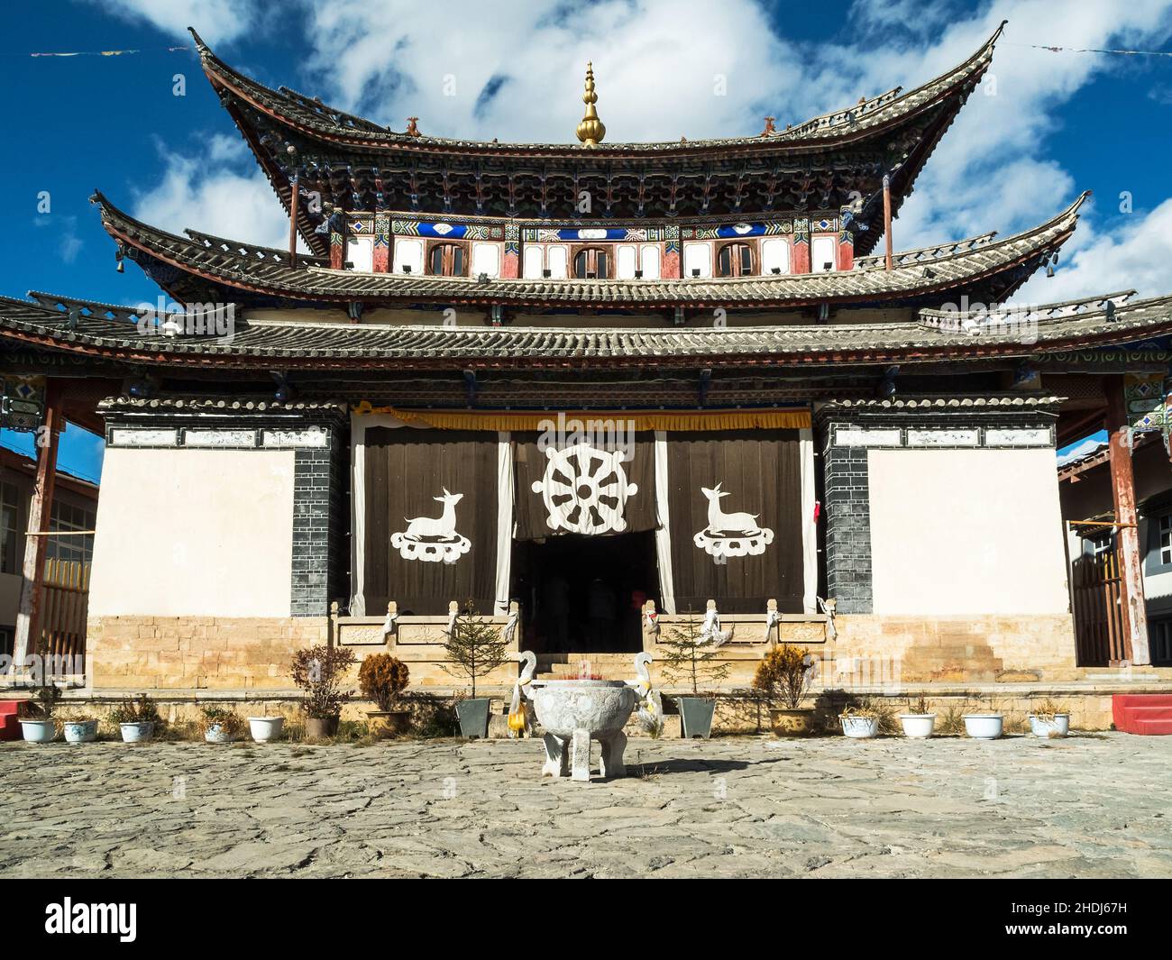 temple, shangri la, temples Stock Photo - Alamy