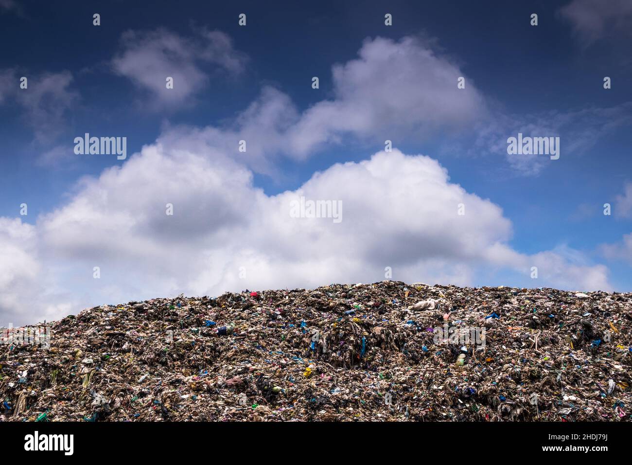 Plastic landfills hi-res stock photography and images - Alamy