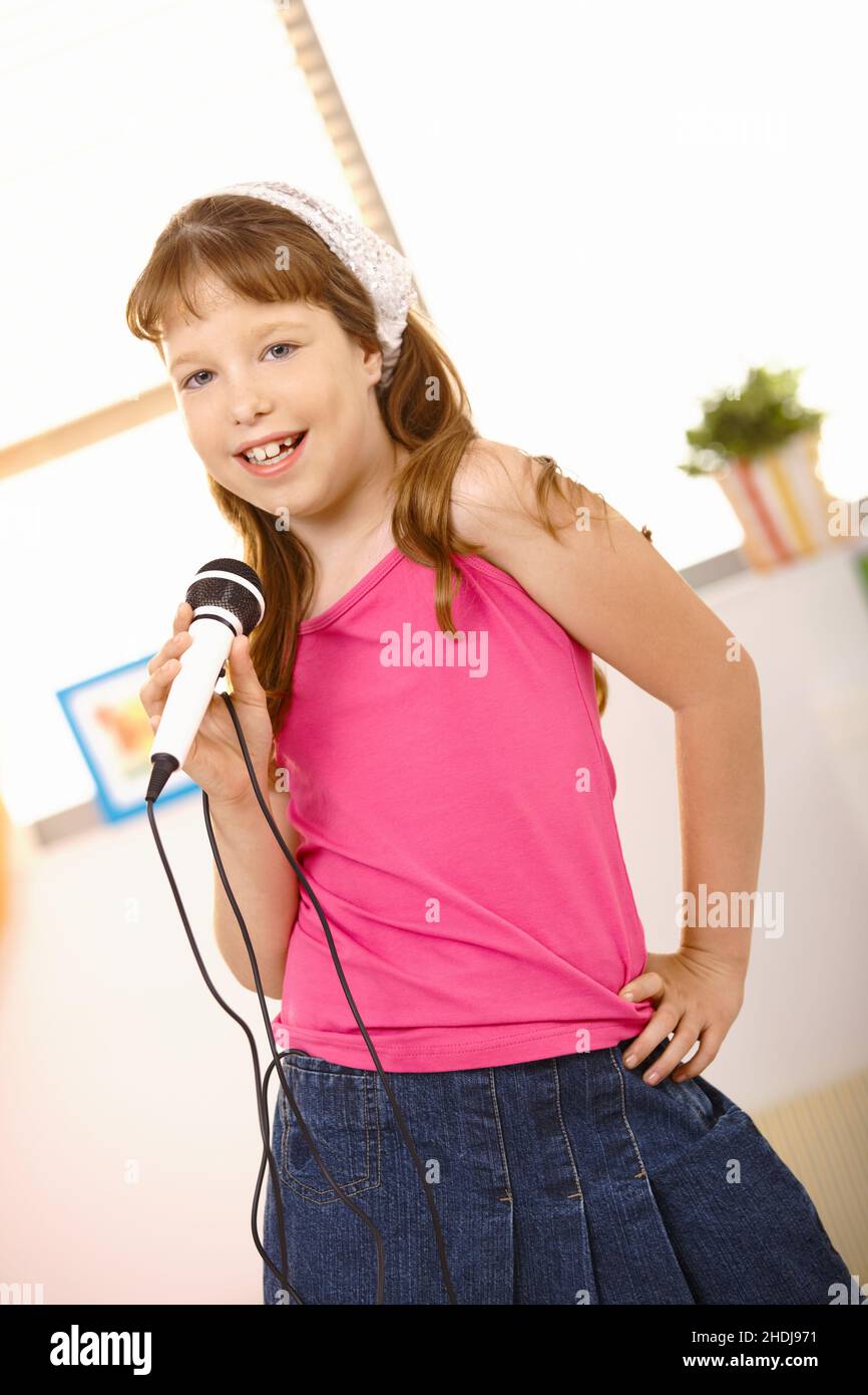 Female children singing hi-res stock photography and images - Alamy