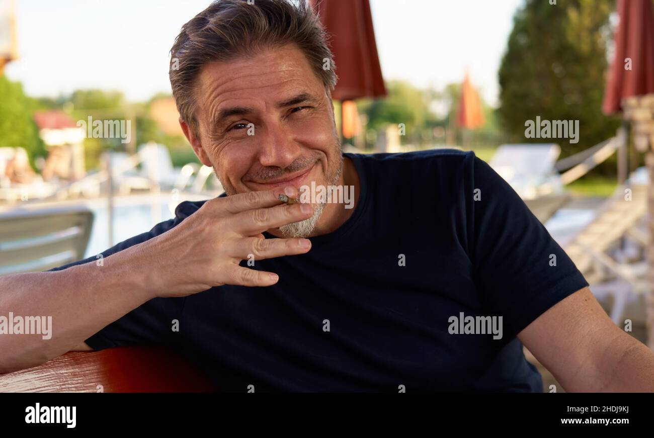 Men smoking outdoor hi-res stock photography and images - Alamy