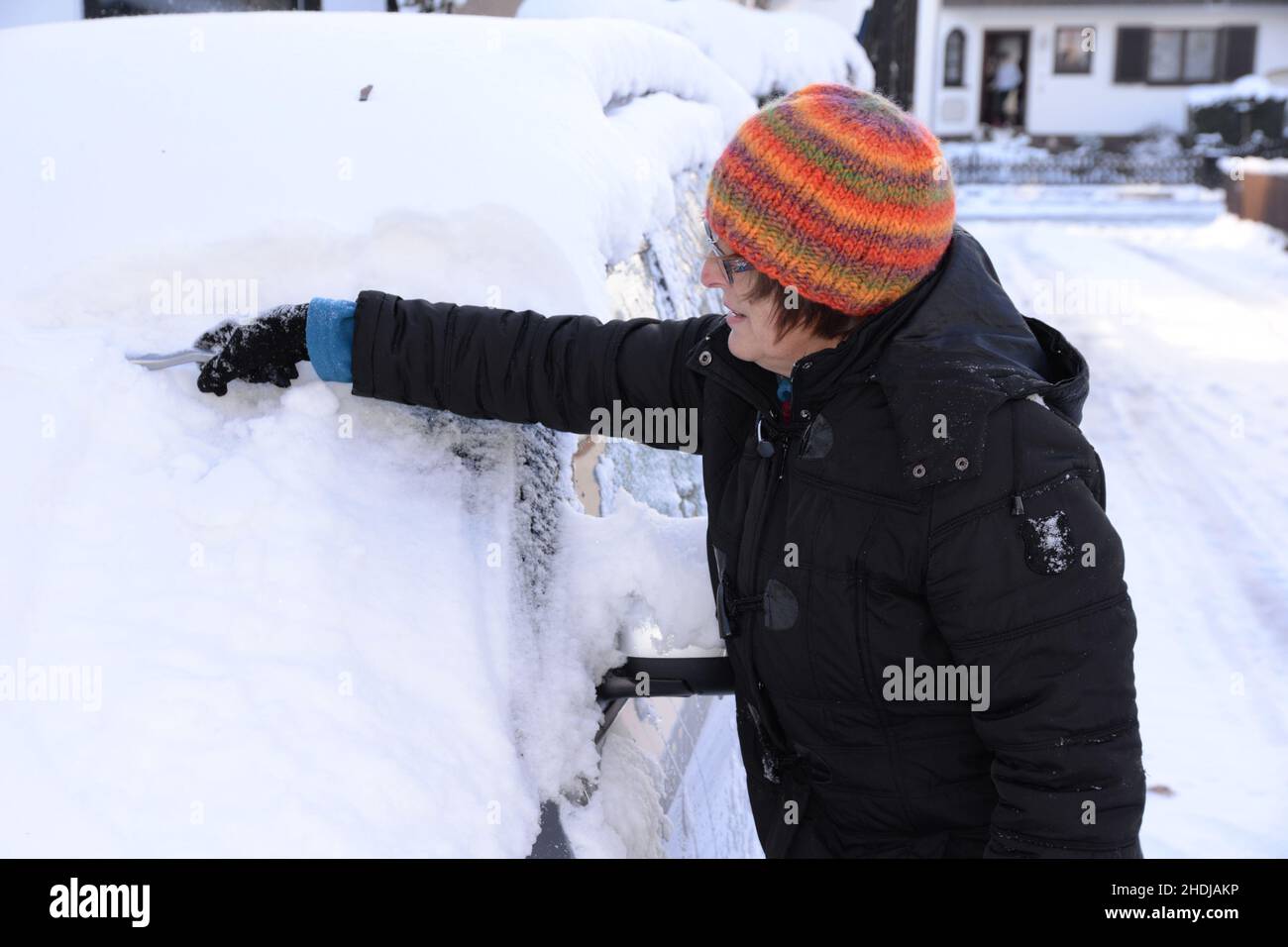 Women and cars hi-res stock photography and images - Alamy