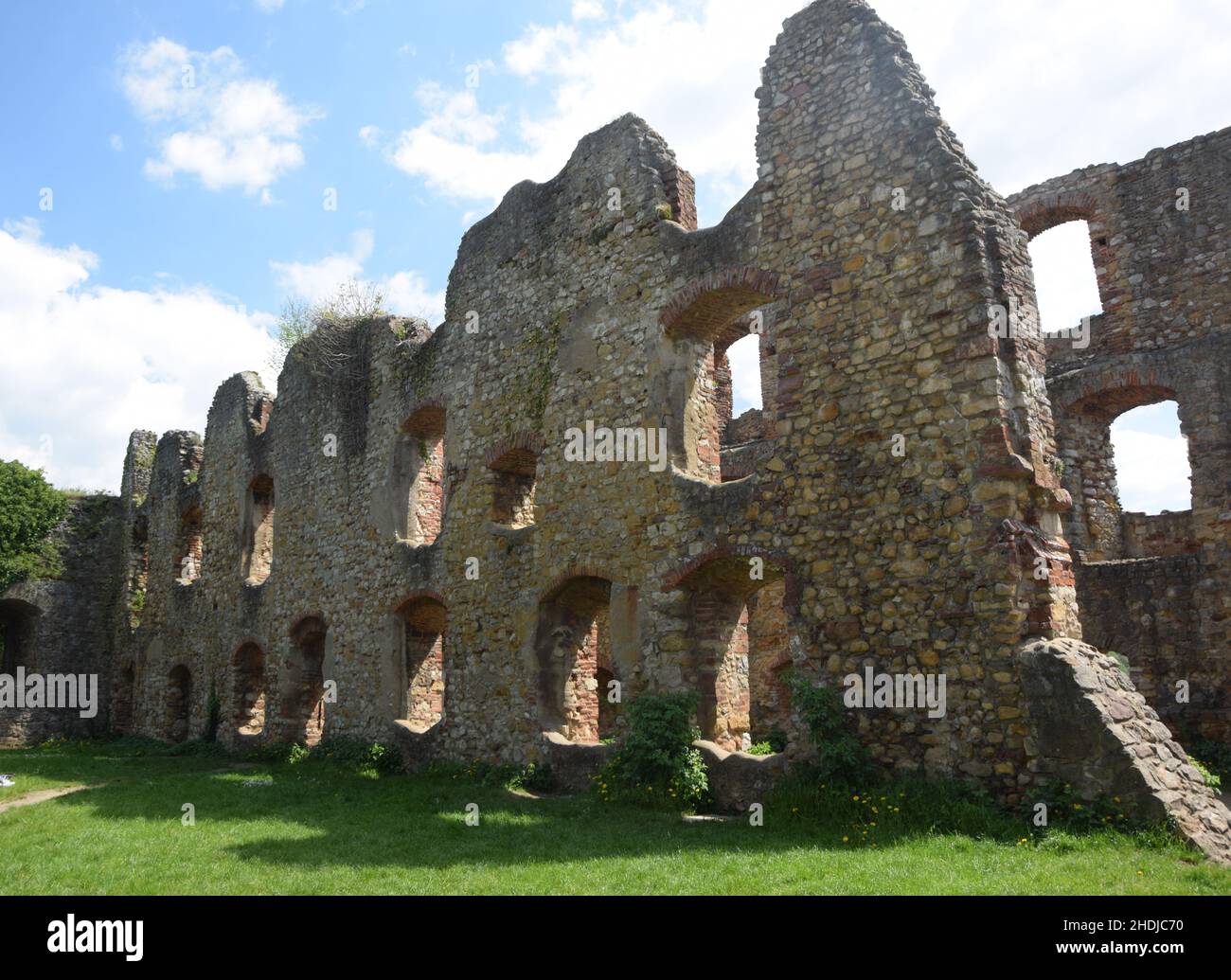 Middle ages castle ruins hi-res stock photography and images - Alamy