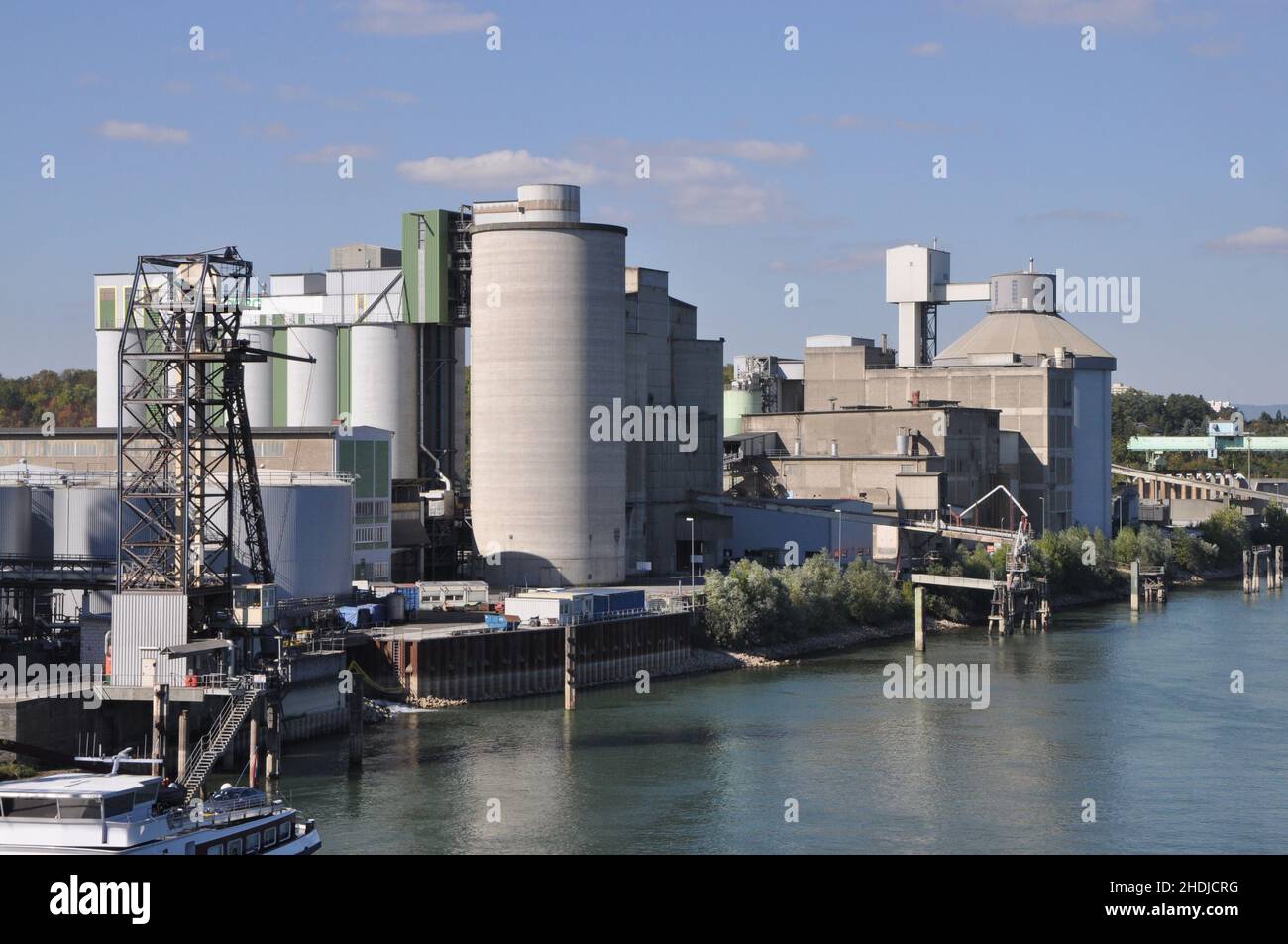 Industrial landscape cranes ships hi-res stock photography and images ...