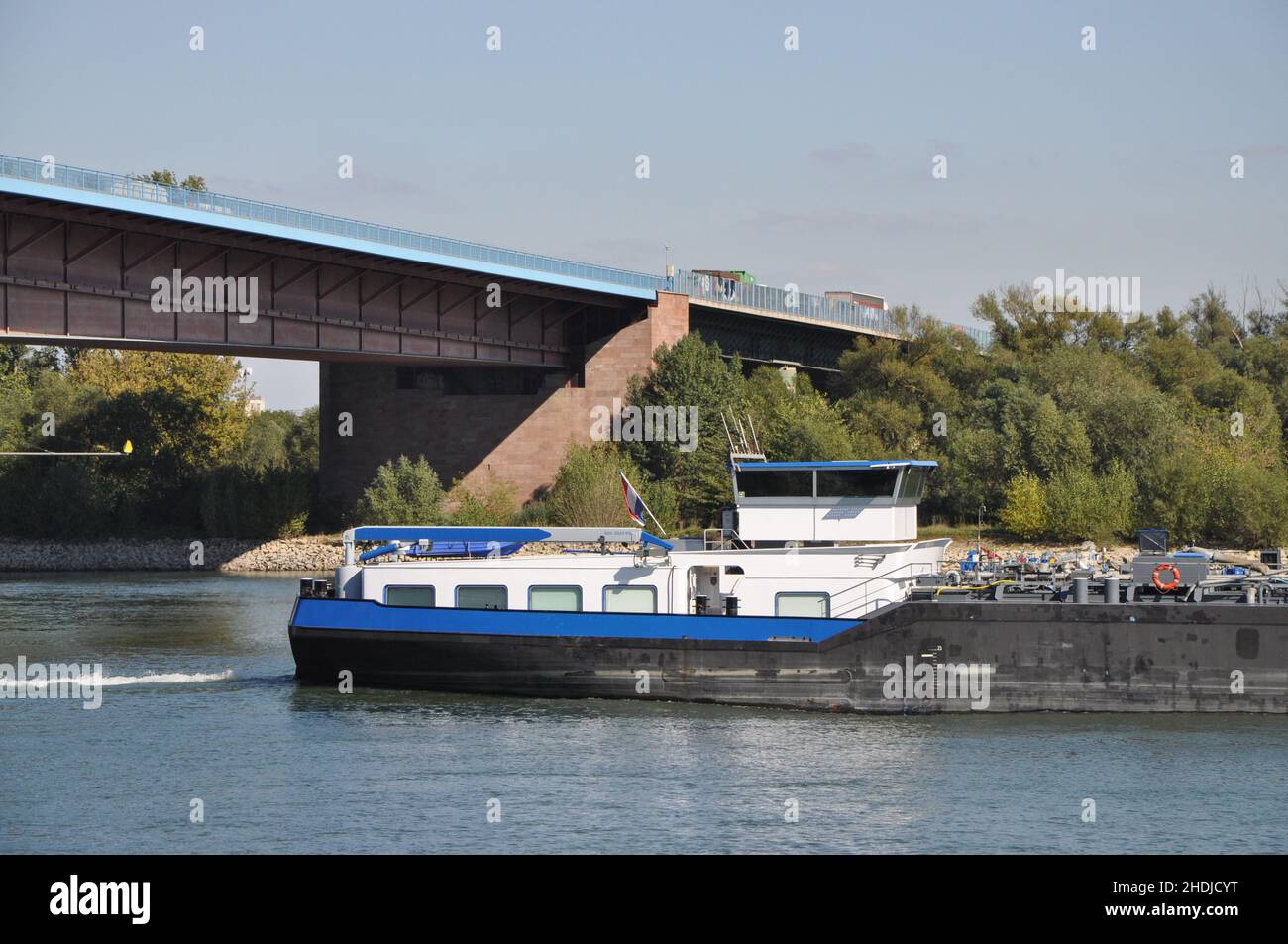 Ships and barges hi-res stock photography and images - Alamy