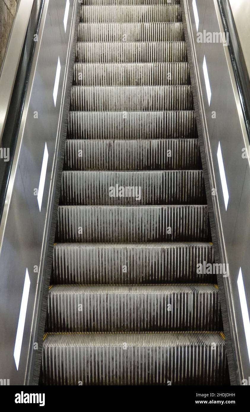 Escalator engineering hi-res stock photography and images - Alamy