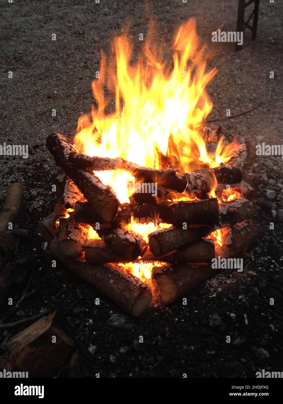 Campfires hi-res stock photography and images - Alamy