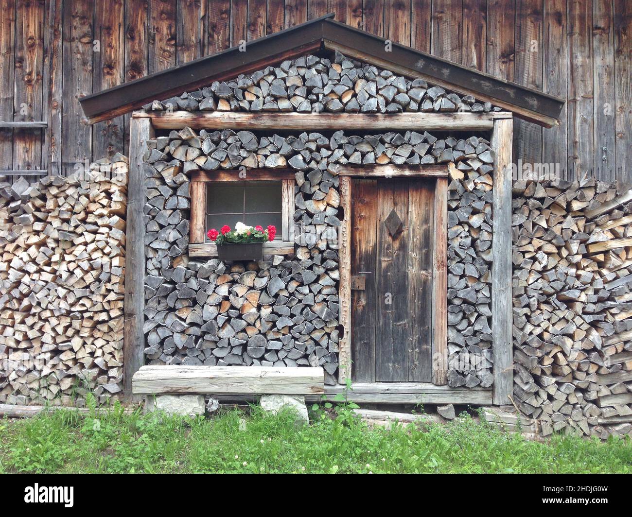 Rustic huts houses hi-res stock photography and images - Alamy