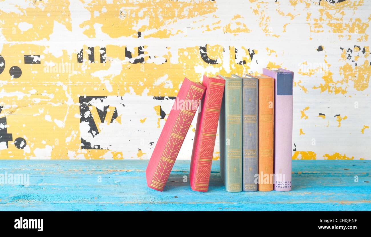 Books in line hi-res stock photography and images - Alamy