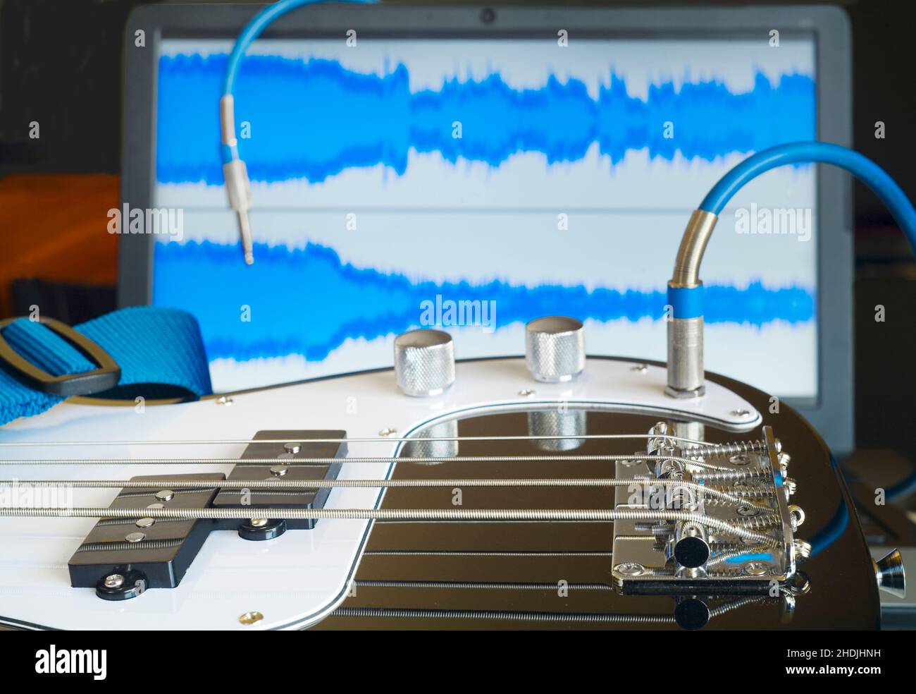 Horizontal waveforms hi-res stock photography and images - Alamy