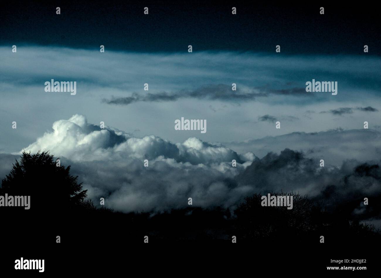 Thundercloud silhouette hi-res stock photography and images - Alamy