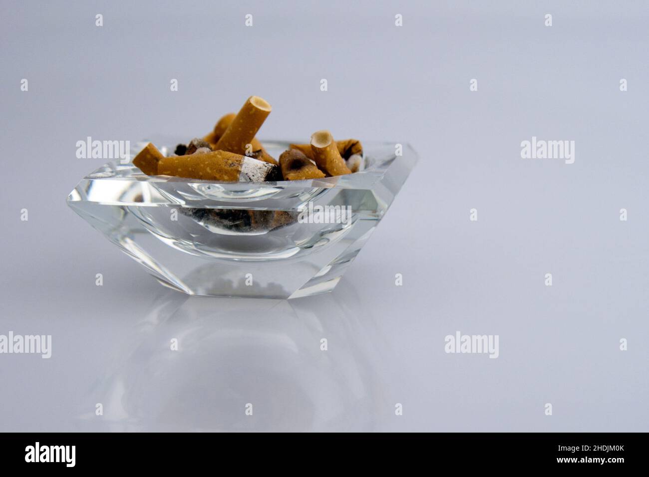 Full ashtrays hi-res stock photography and images - Alamy