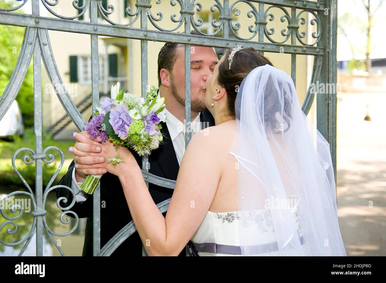 kissing, bridal couple, bridal couples Stock Photo - Alamy