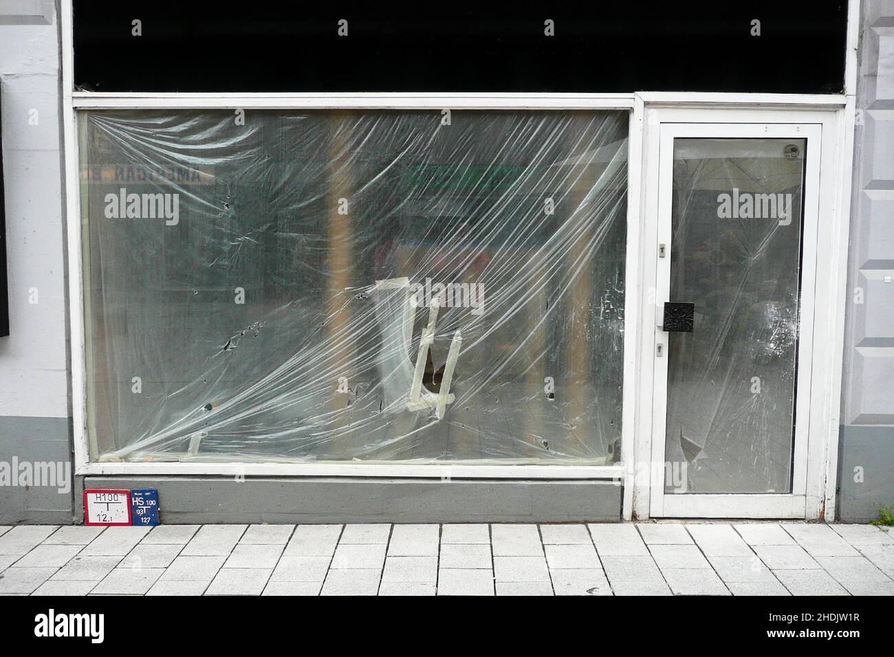 Covered display windows hi-res stock photography and images - Alamy