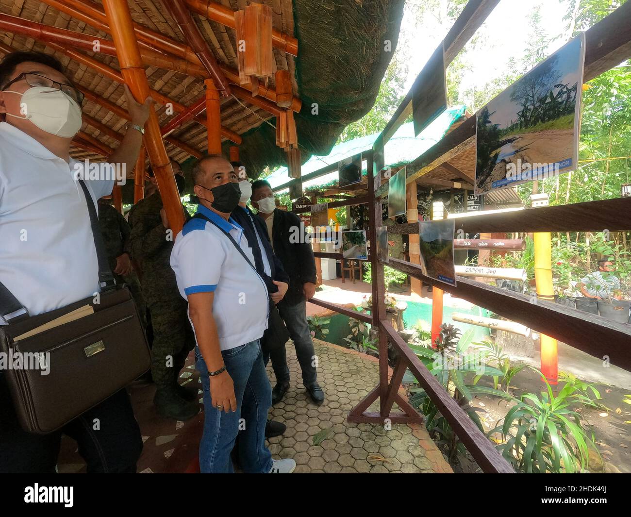 Bais, Philippines. 05th Jan, 2022. DPWH acting Secretary Roger G ...