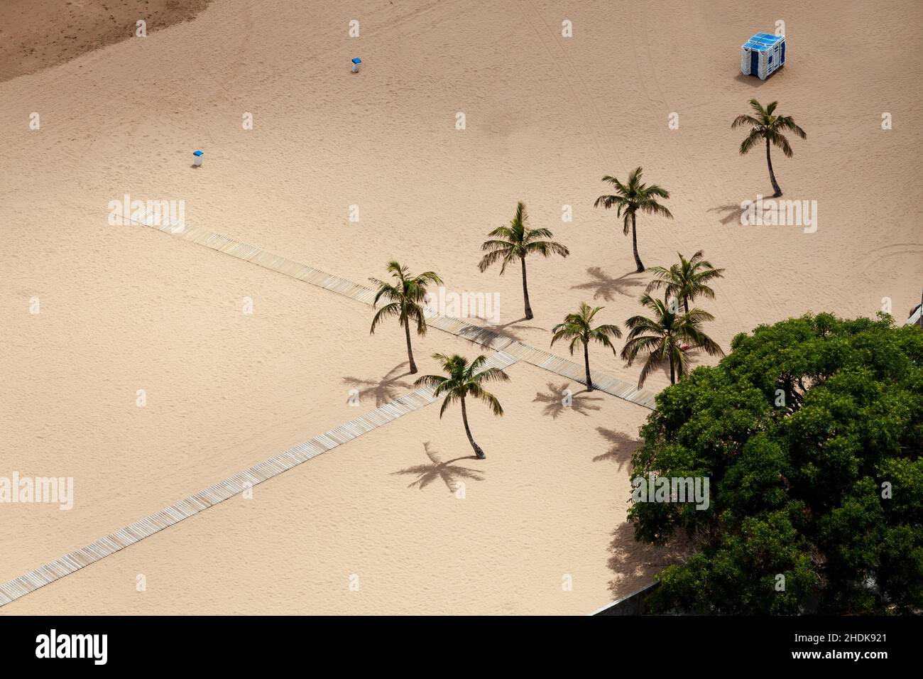 Empty sandy beach landscape hi-res stock photography and images - Alamy