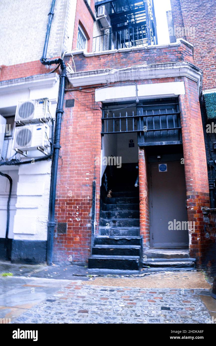 Dingy staircase hi-res stock photography and images - Alamy