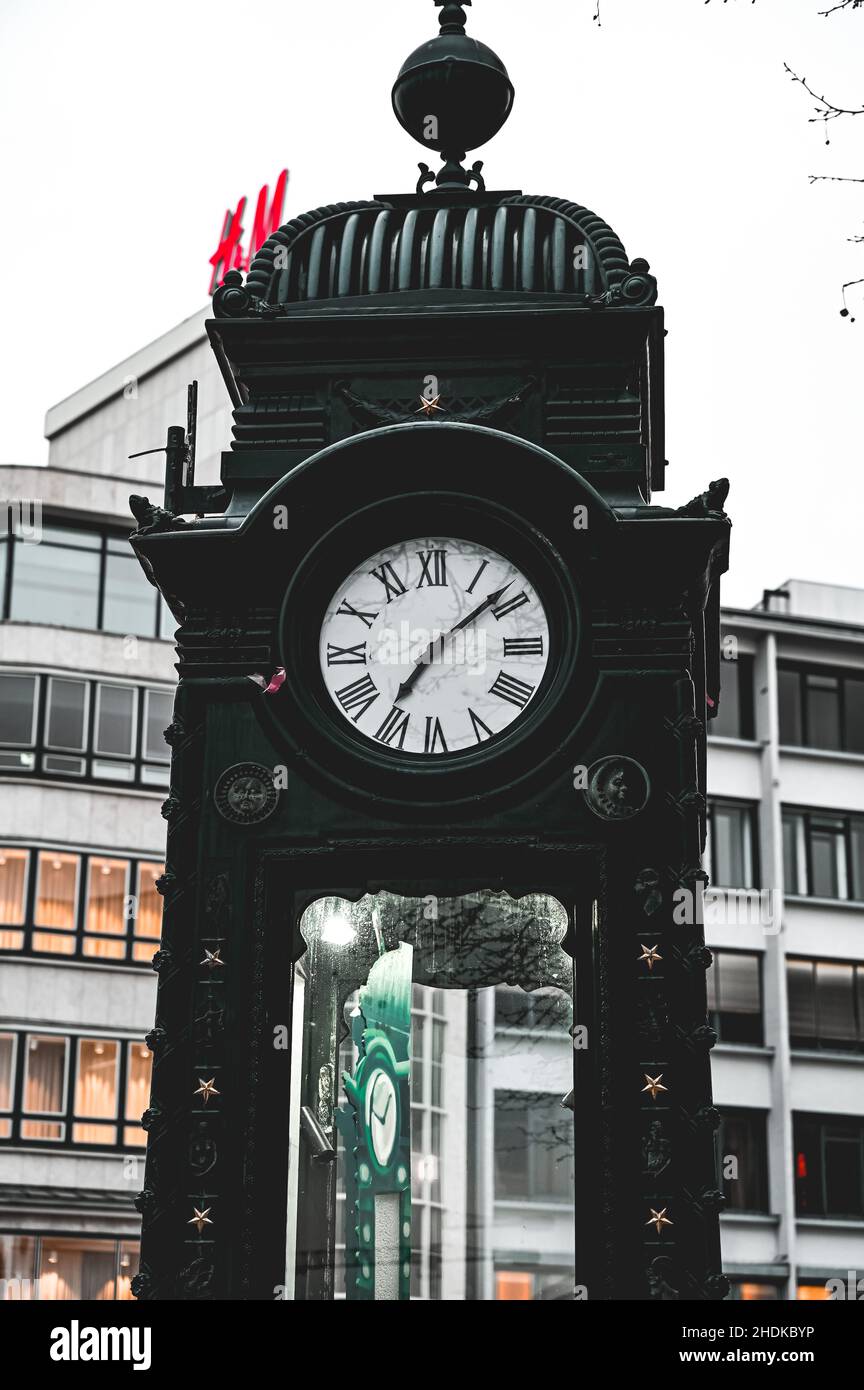Antique Kröpke Clock in the early morning at the Kröpke in the city ...