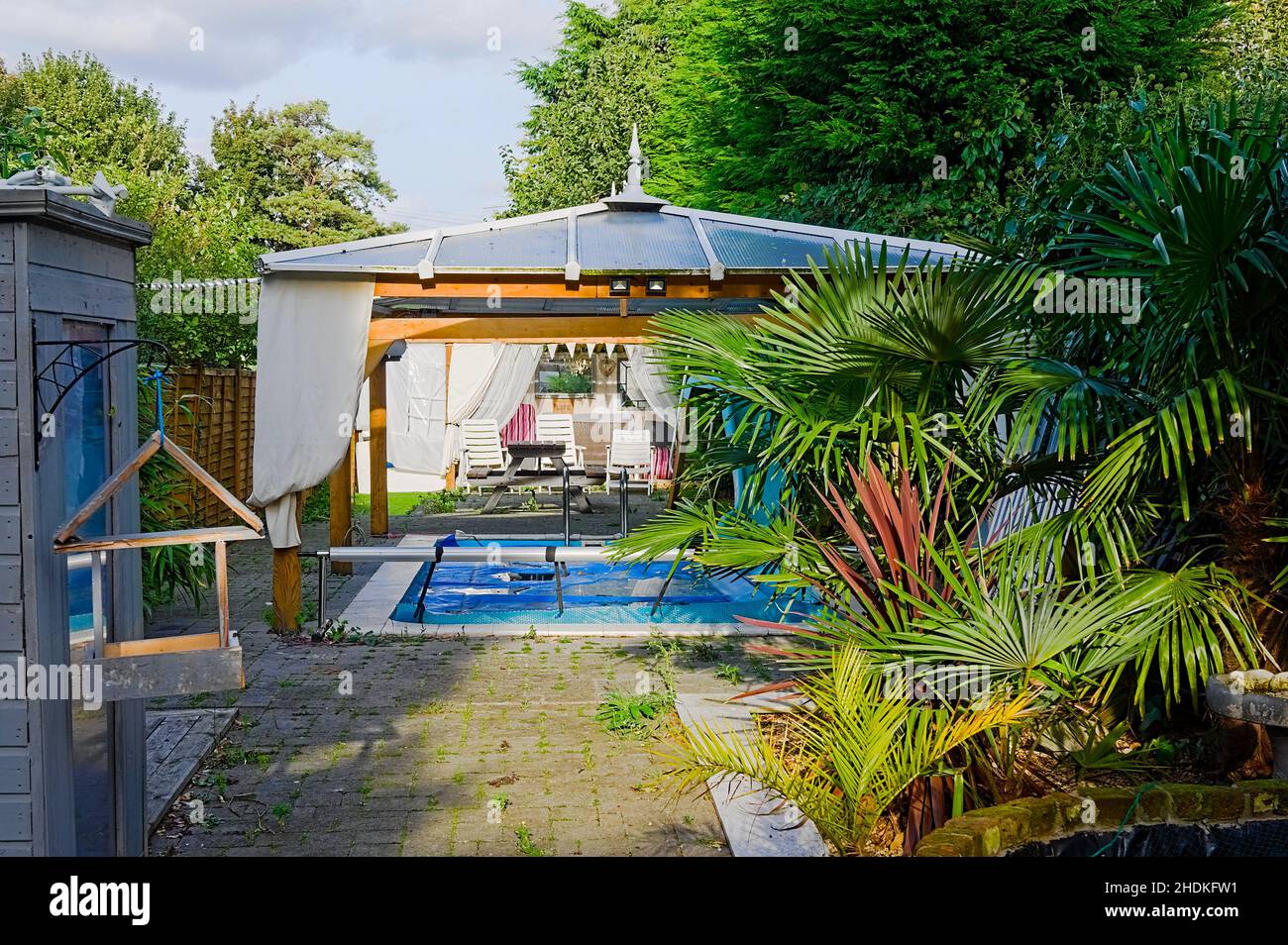 Pool patio hi-res stock photography and images - Alamy