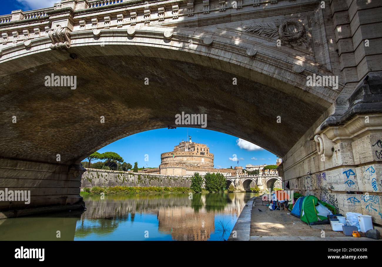 Shelters and bridges hi-res stock photography and images - Alamy