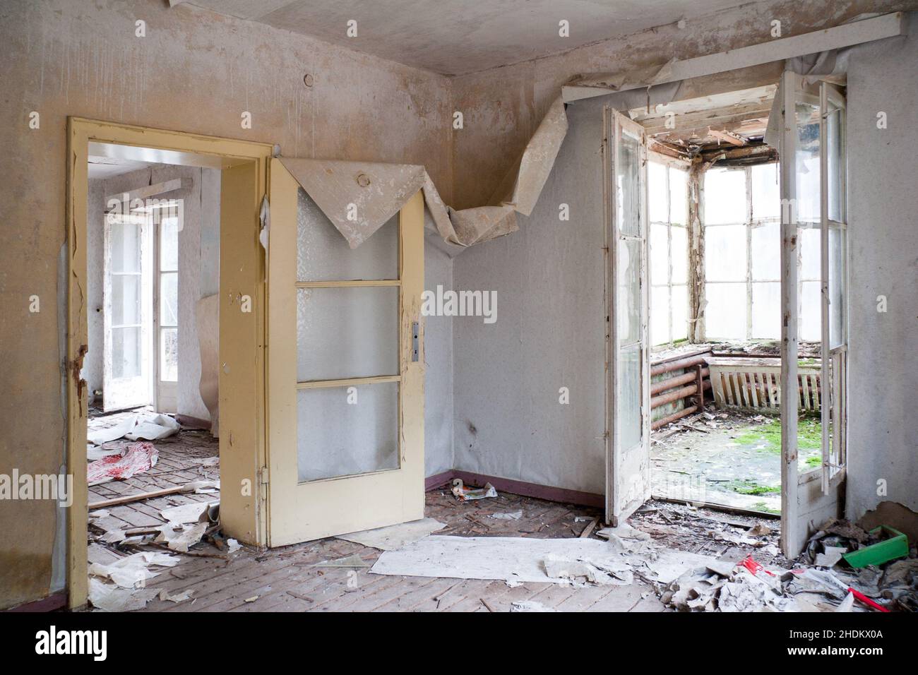 Dilapidated indoor houses hi-res stock photography and images - Alamy