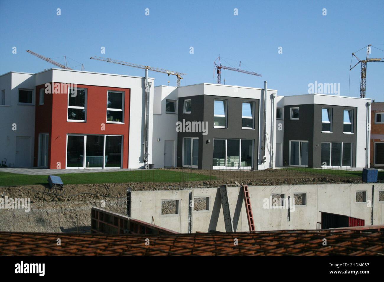 Row houses construction crane hi-res stock photography and images - Alamy