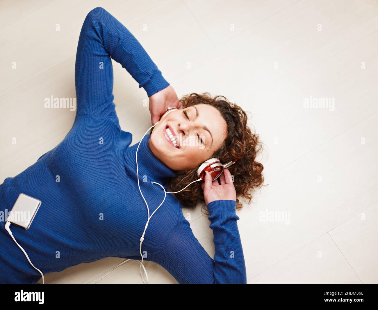 woman, leisure & entertainment, listening music, female, ladies, lady ...
