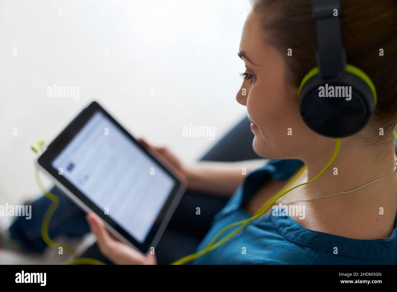 woman, leisure & entertainment, listening music, tablet-pc, female ...