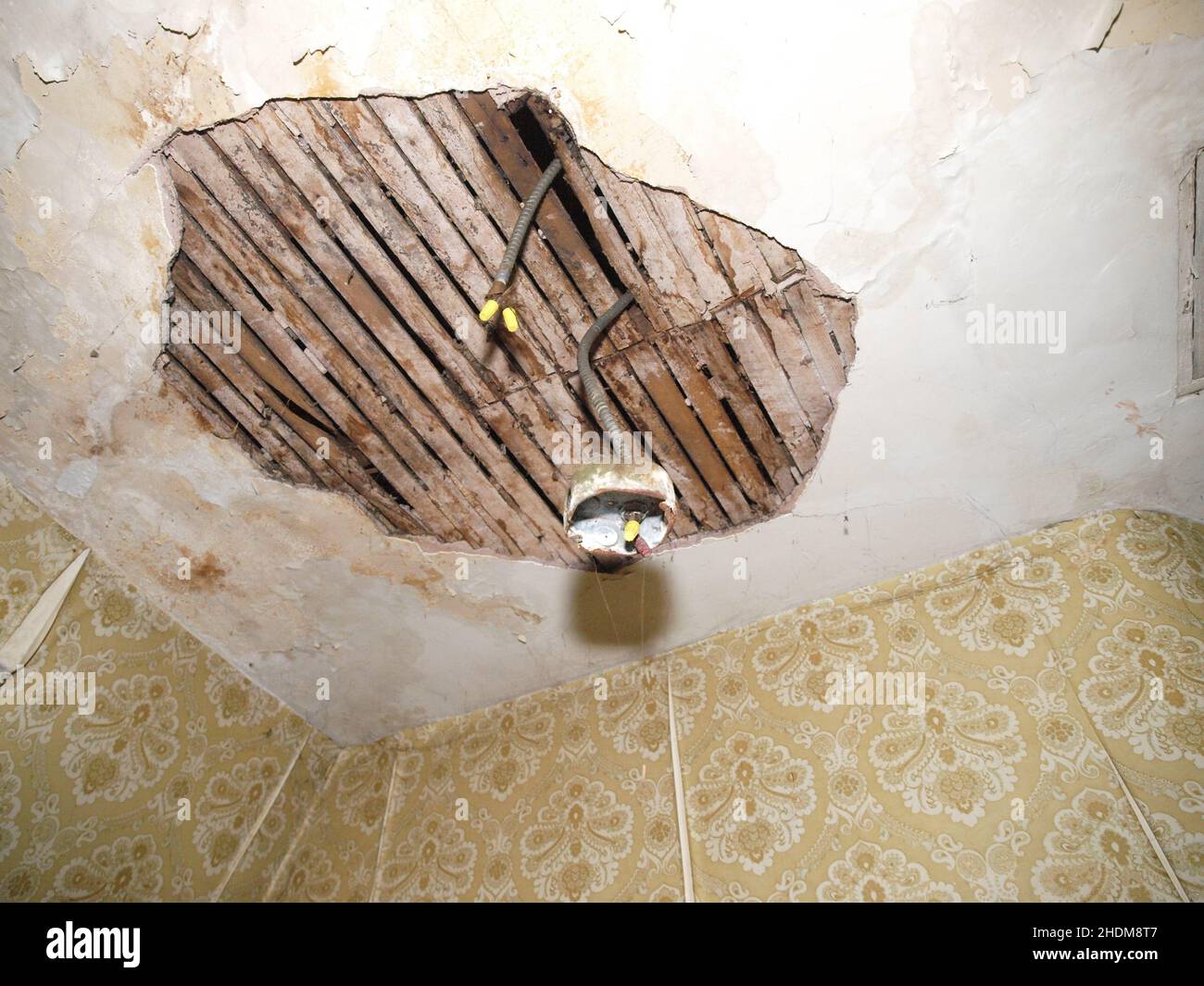 House in disrepair Stock Photo - Alamy