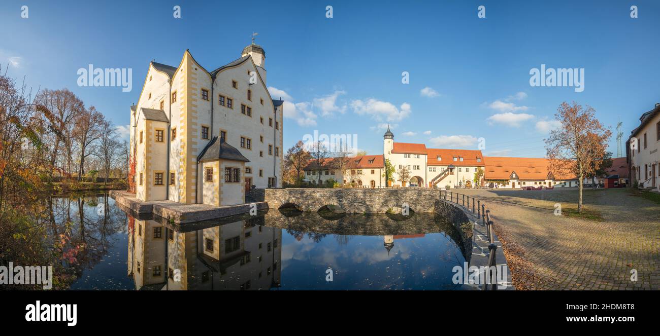 Moated renaissance castle hi-res stock photography and images - Alamy