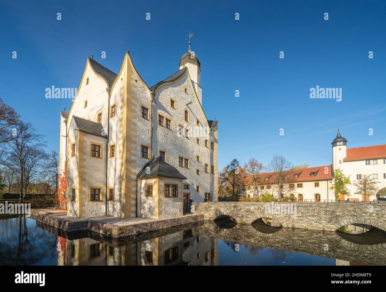 klaffenbach moated castle Stock Photo - Alamy