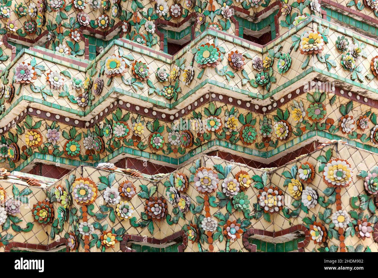 Floral tiles hi-res stock photography and images - Alamy