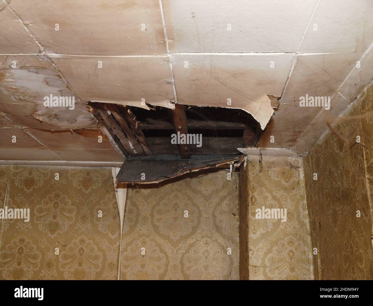 House in disrepair Stock Photo - Alamy