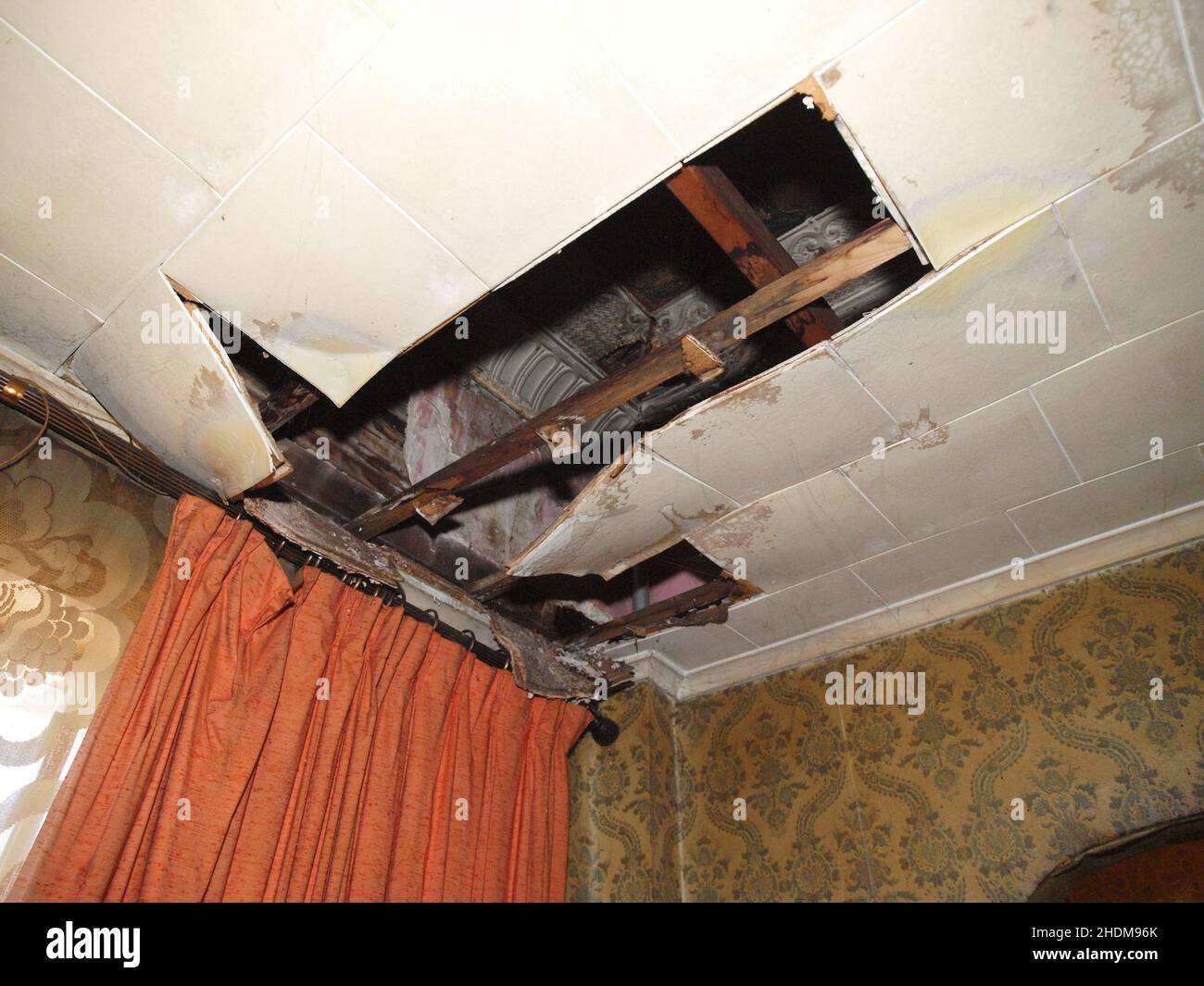 House in disrepair Stock Photo - Alamy