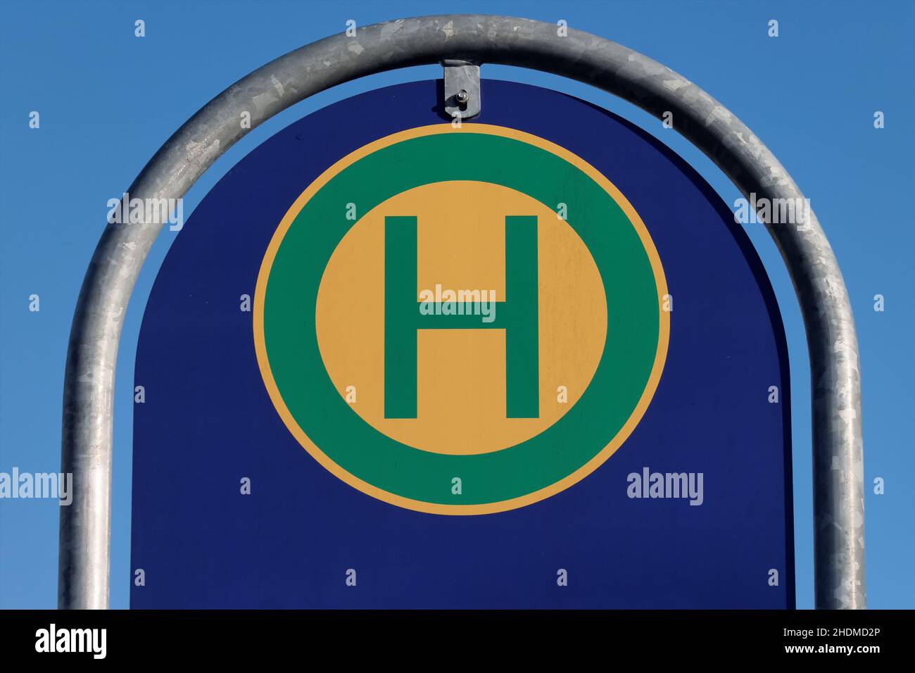 Green bus stops hi-res stock photography and images - Alamy