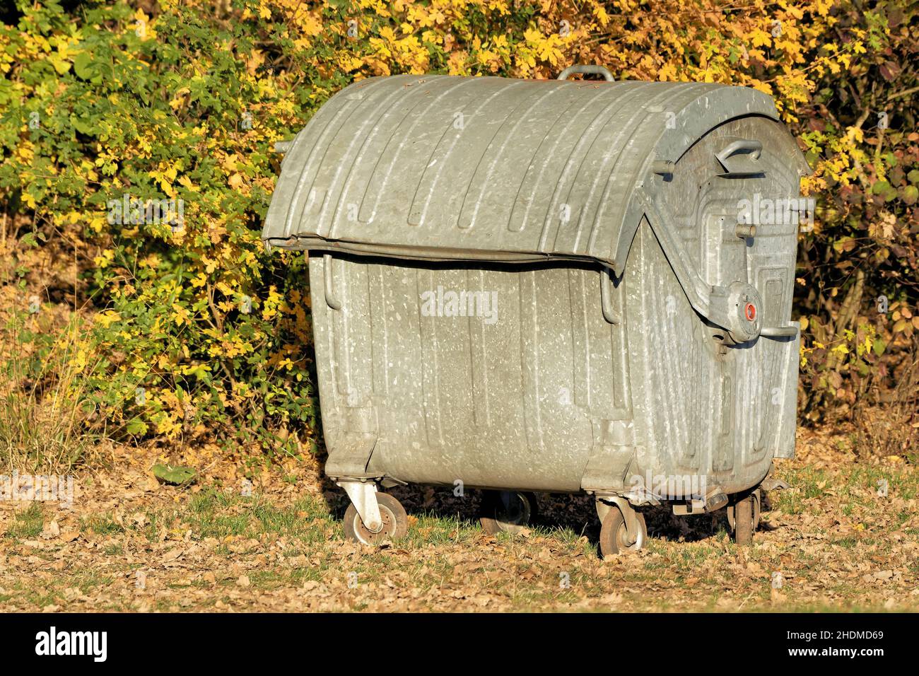Dustbin garbage bin dustbins hi-res stock photography and images - Alamy